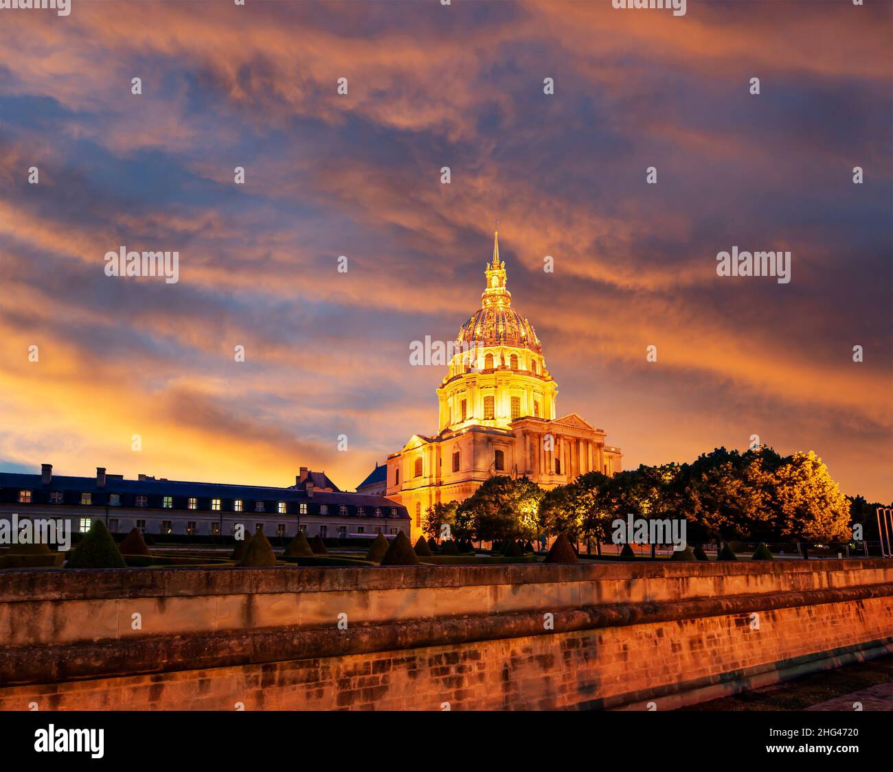 Les Invalides (The National Residence of the Invalids) at night. Paris ...