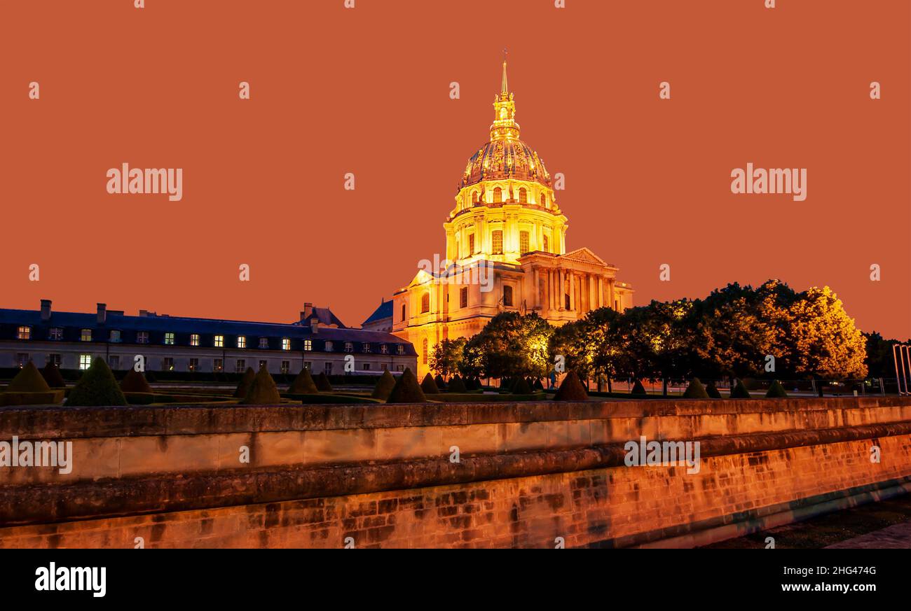 Les Invalides (The National Residence of the Invalids) at night. Paris ...