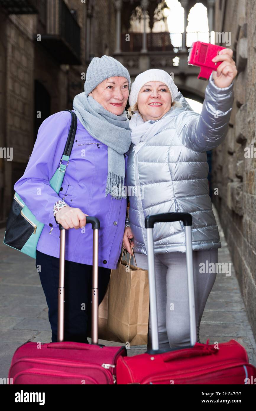 Two sisters making selfie hi-res stock photography and images - Alamy