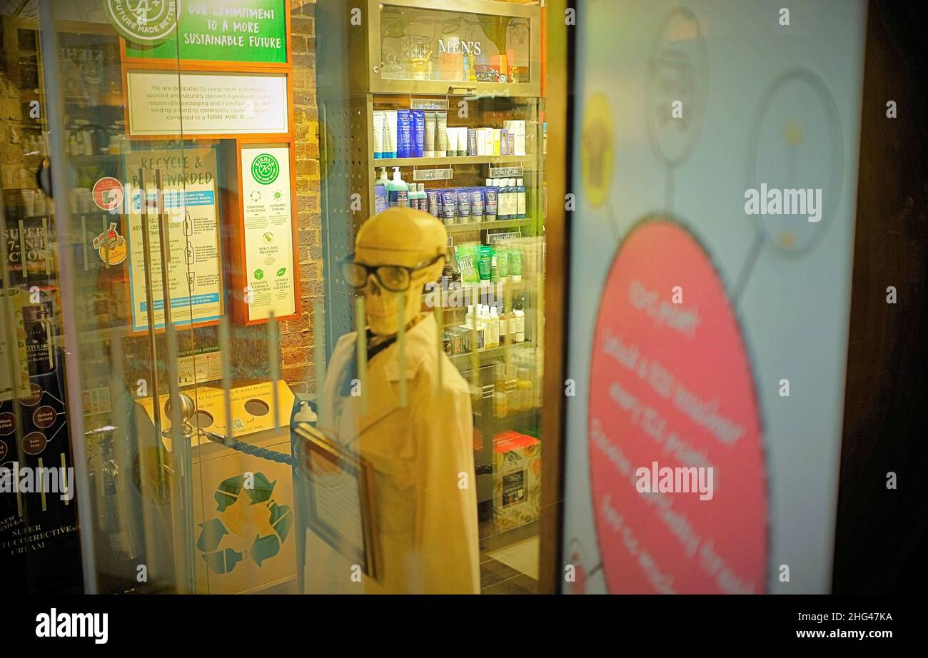 Skeleton in window hi-res stock photography and images - Alamy
