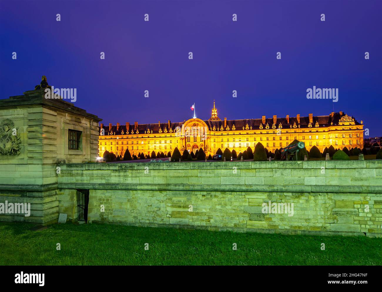 Les Invalides (The National Residence of the Invalids) at night. Paris ...