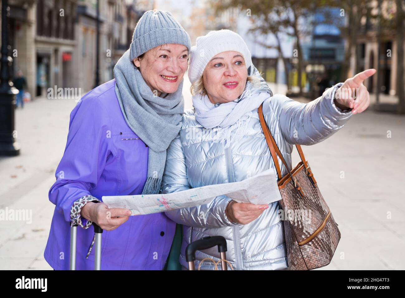 Elderly women tourists with city guide Stock Photo - Alamy