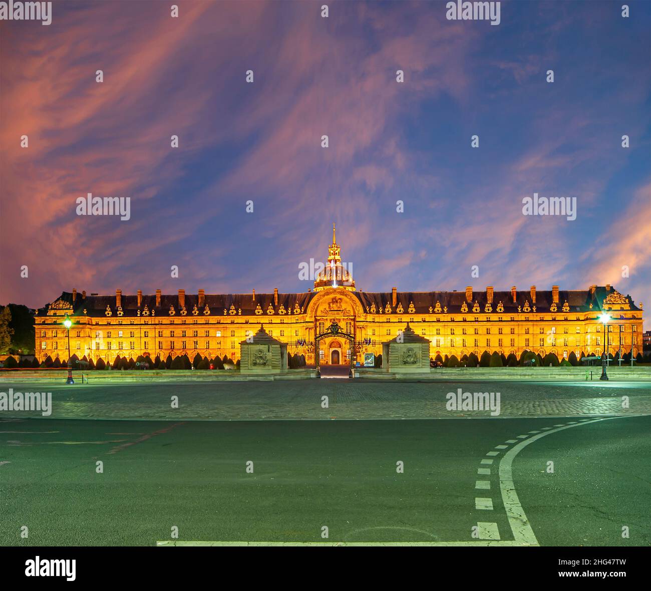 Les Invalides (The National Residence of the Invalids) at night. Paris ...