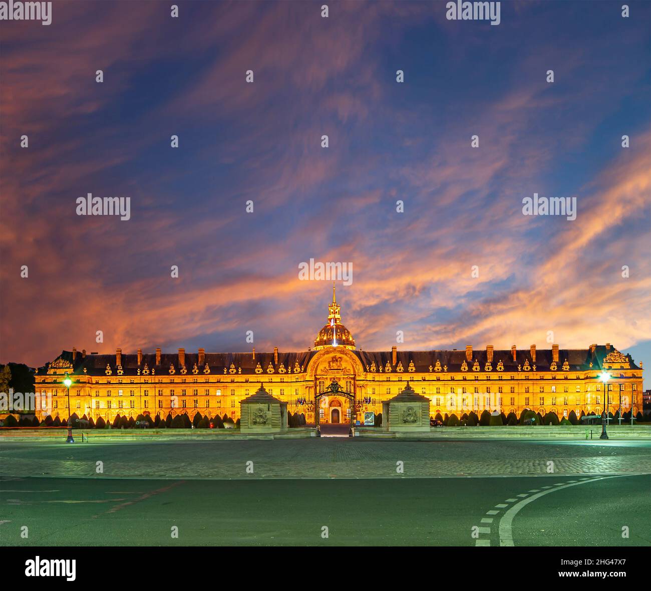Les Invalides (The National Residence of the Invalids) at night. Paris ...