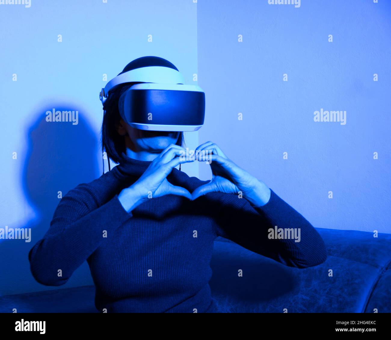 Woman in vr headset show hi-res stock photography and images - Alamy