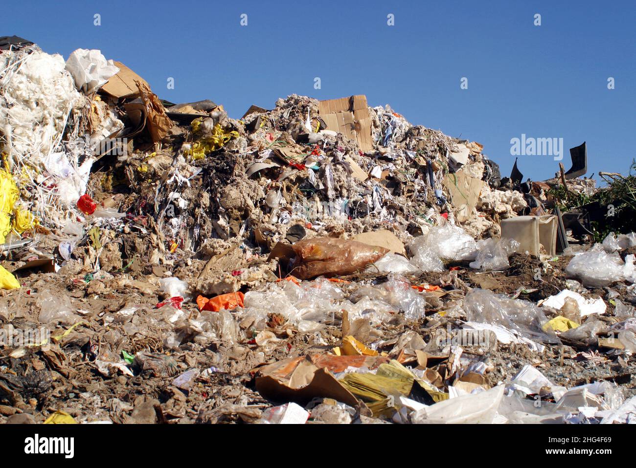 Waste piled up in a landfill site, showing a lack of recycling Stock ...