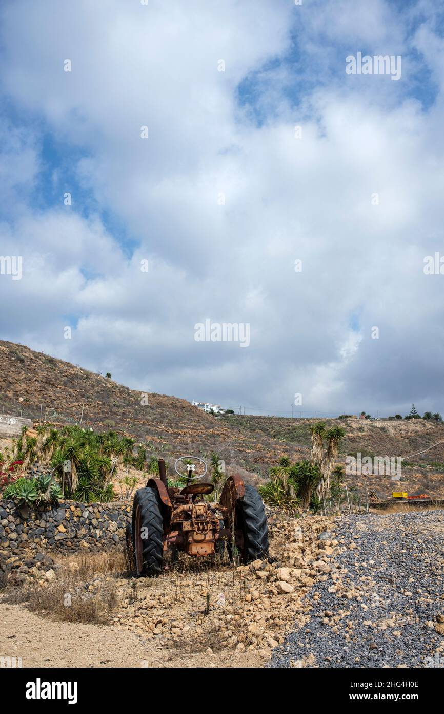 Rusting abandoned farm tractor hi-res stock photography and images - Alamy