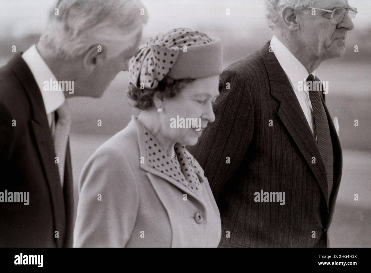 Queen Elizabeth II at Heathrow Airport October 1986 Stock Photo - Alamy