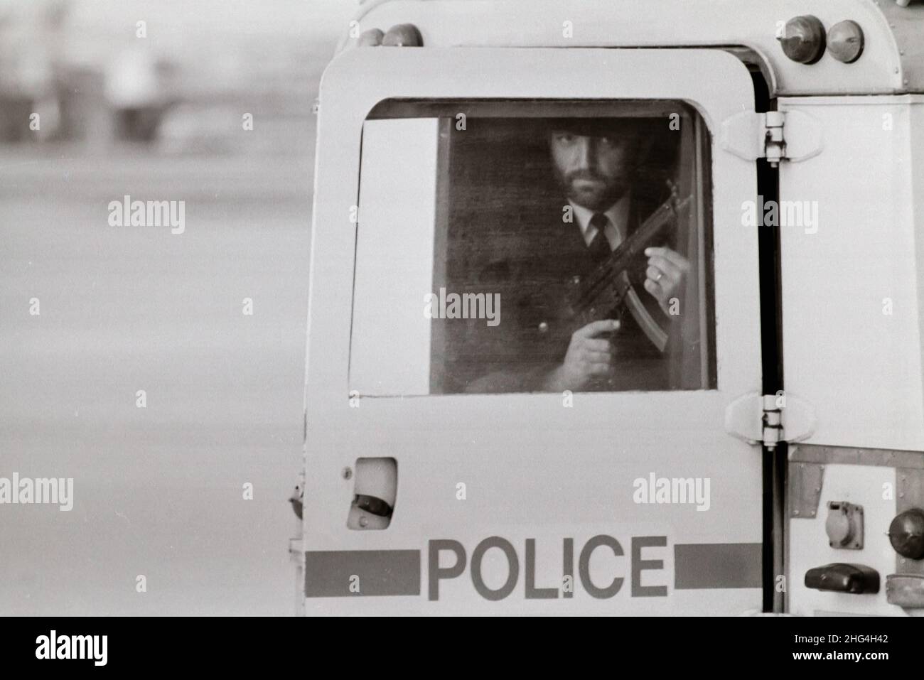 Armed police at heathrow airport hi-res stock photography and images ...