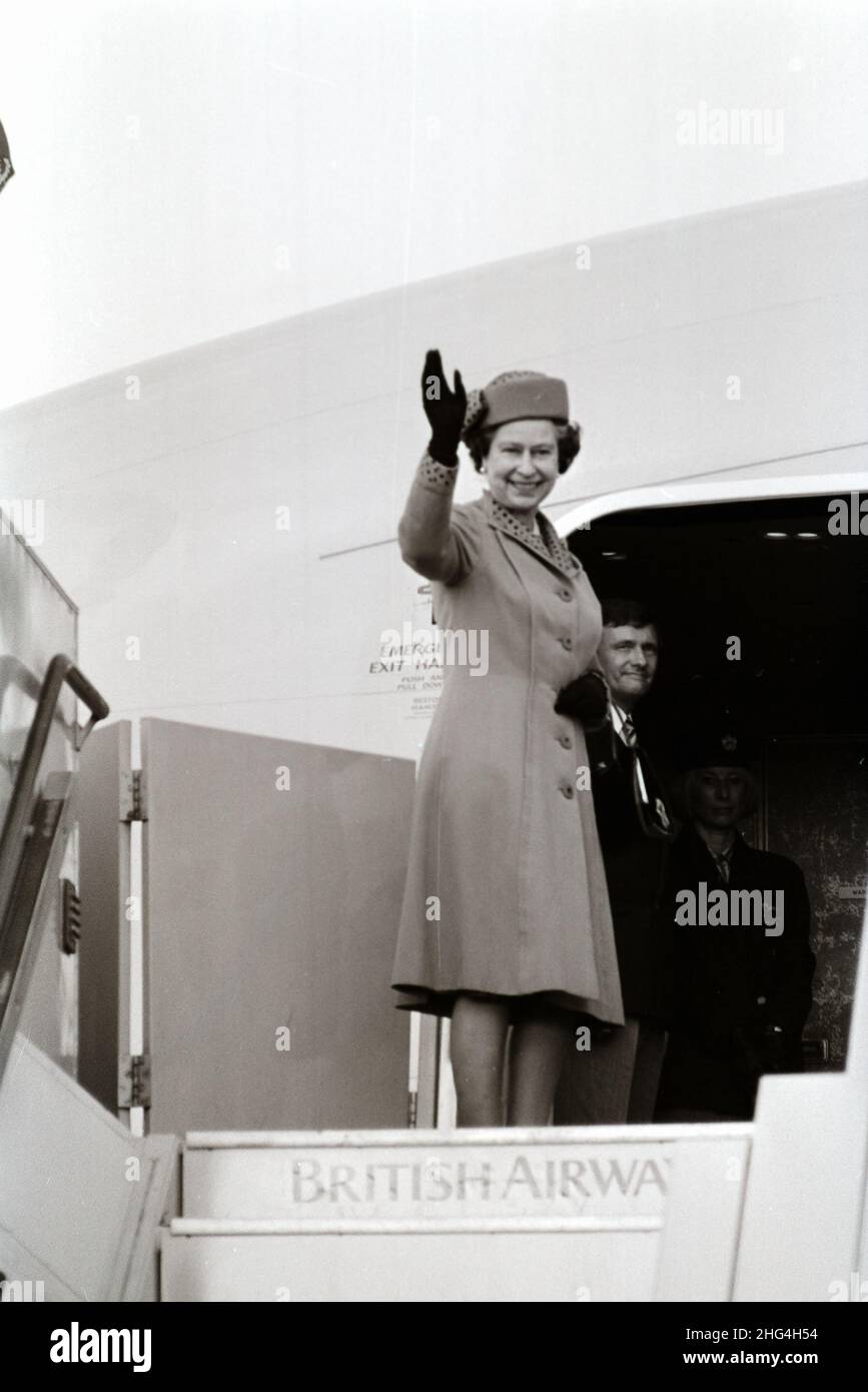 Queen Elizabeth II at Heathrow Airport October 1986 Stock Photo - Alamy