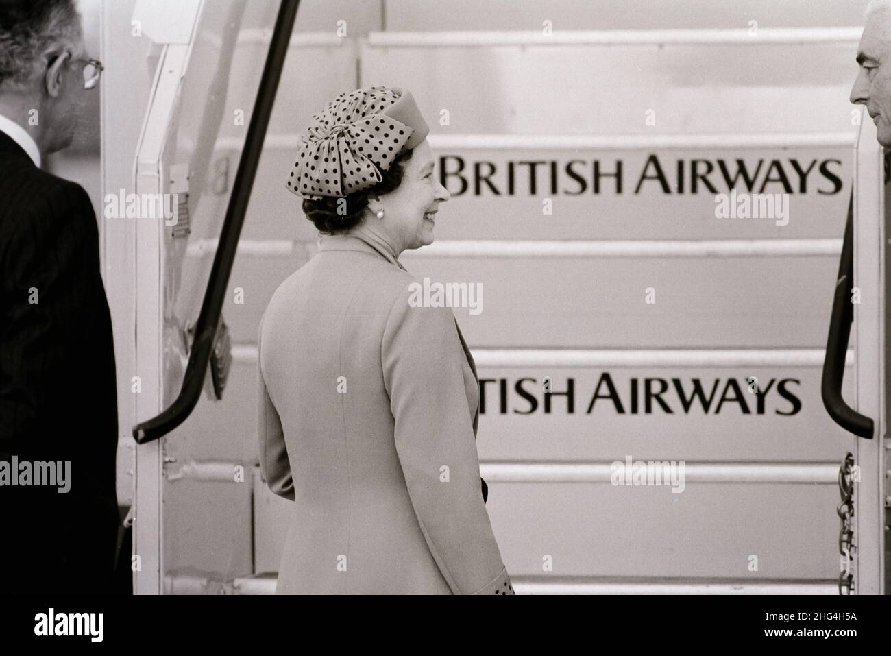 Queen Elizabeth II at Heathrow Airport October 1986 Stock Photo - Alamy