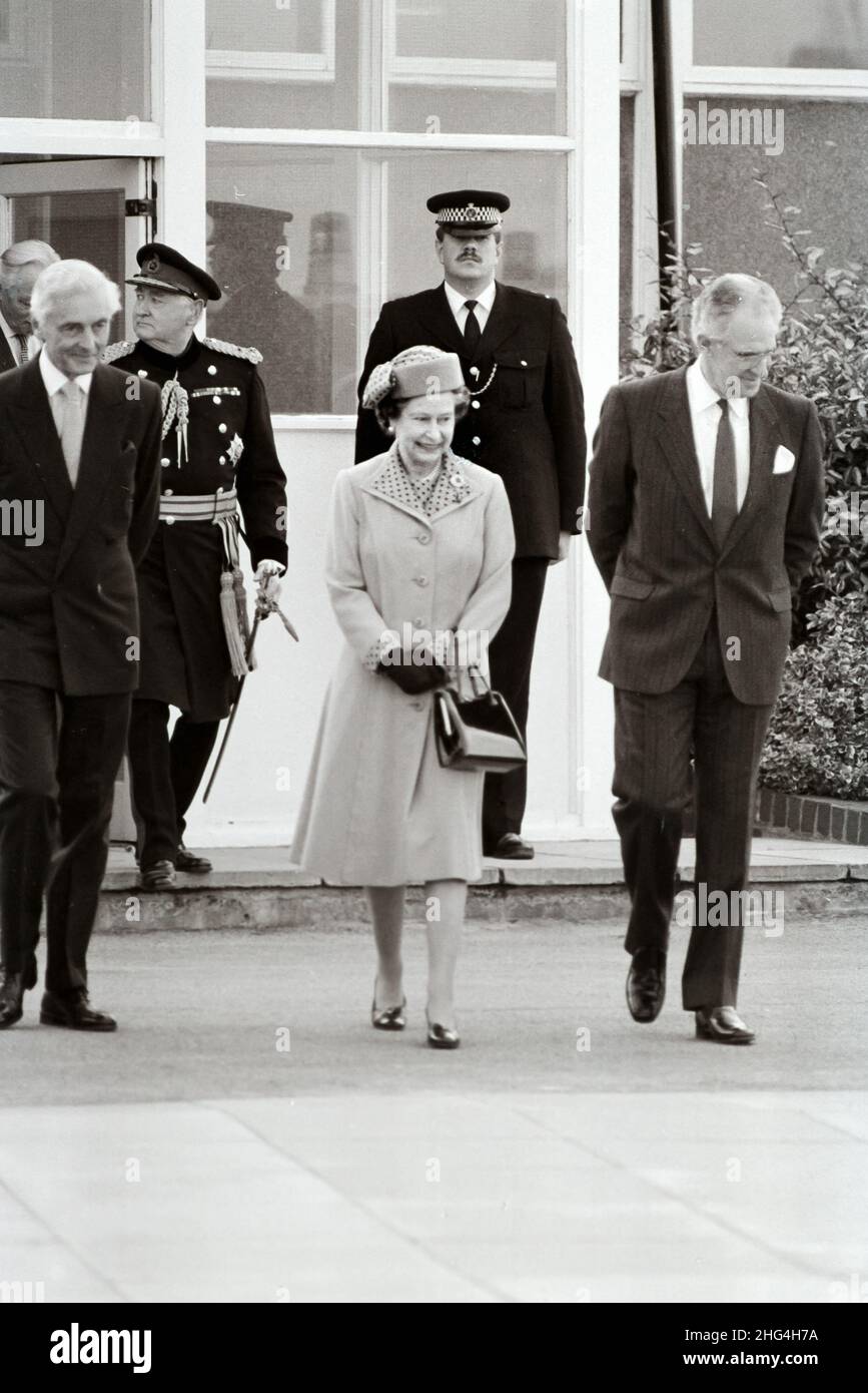 Queen Elizabeth II at Heathrow Airport October 1986 Stock Photo - Alamy