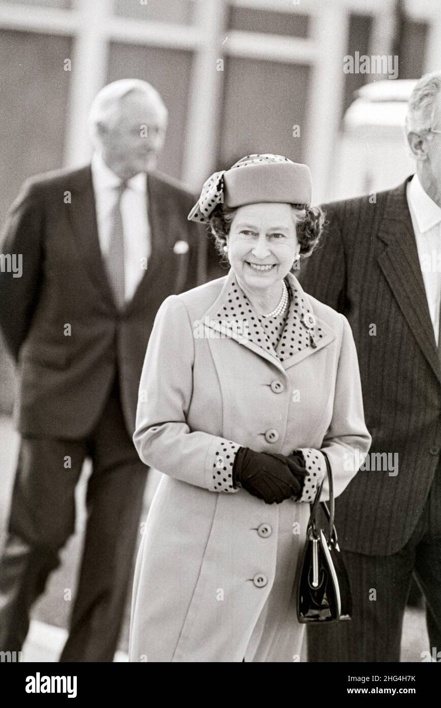 Queen Elizabeth II at Heathrow Airport October 1986 Stock Photo - Alamy
