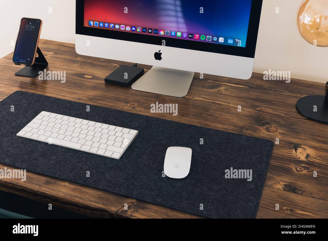 Office desk with imac hi-res stock photography and images - Alamy