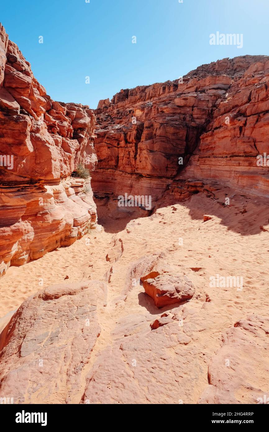 The red sand rocks in desert. Vertical shot Stock Photo - Alamy