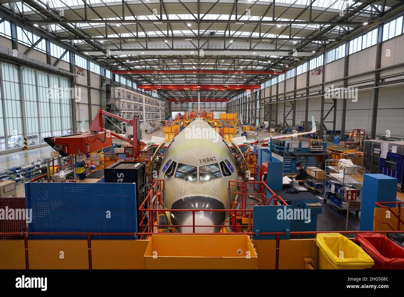 Hamburg, Germany. 18th Jan, 2022. Overview of an assembly hall for the ...