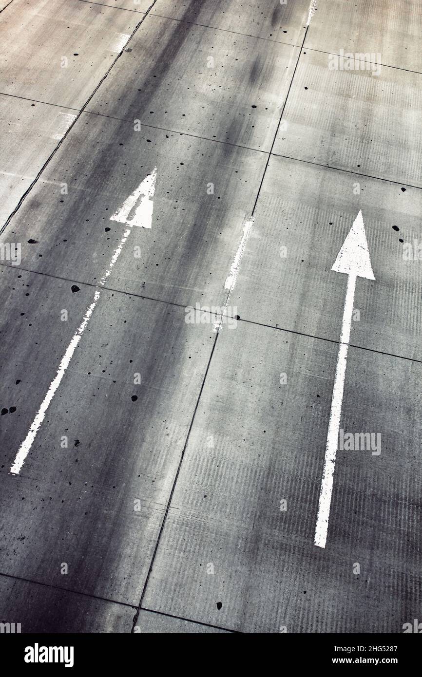 Autobahn top view. White parallel directional arrown on a highway Stock ...