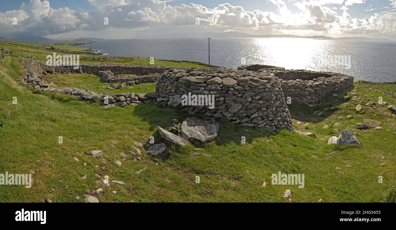 Beehive huts hi-res stock photography and images - Alamy