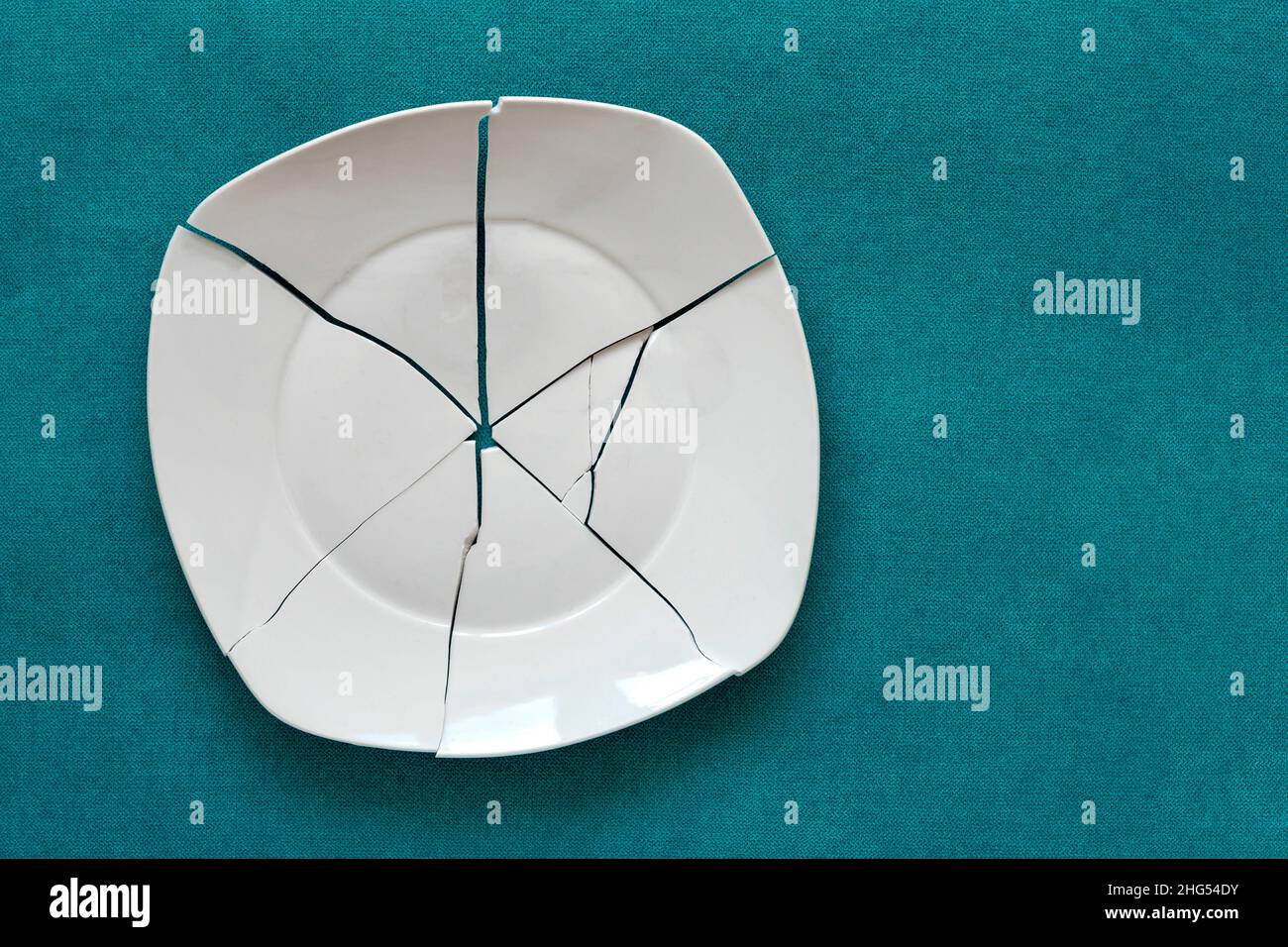 Broken plate hi-res stock photography and images - Alamy