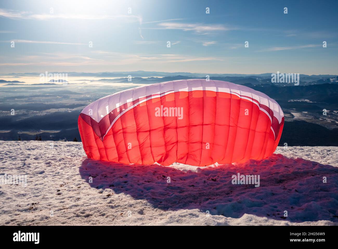 Red parachute in alps hi-res stock photography and images - Alamy