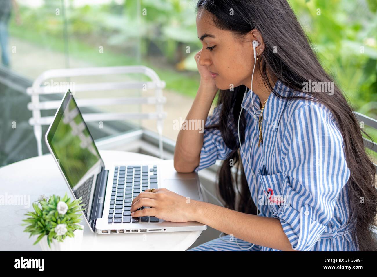 Beautiful working woman on hi-res stock photography and images - Alamy