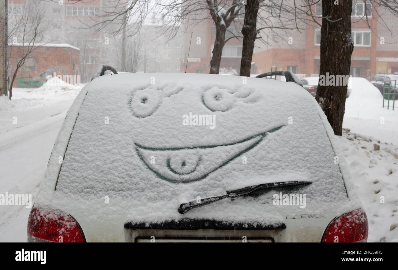 Car covered in snow face hi-res stock photography and images - Alamy