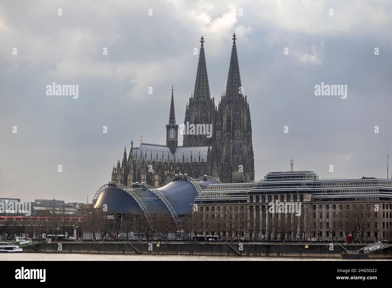 Cologne Cathedral standing in brisk German winter weather Stock Photo ...
