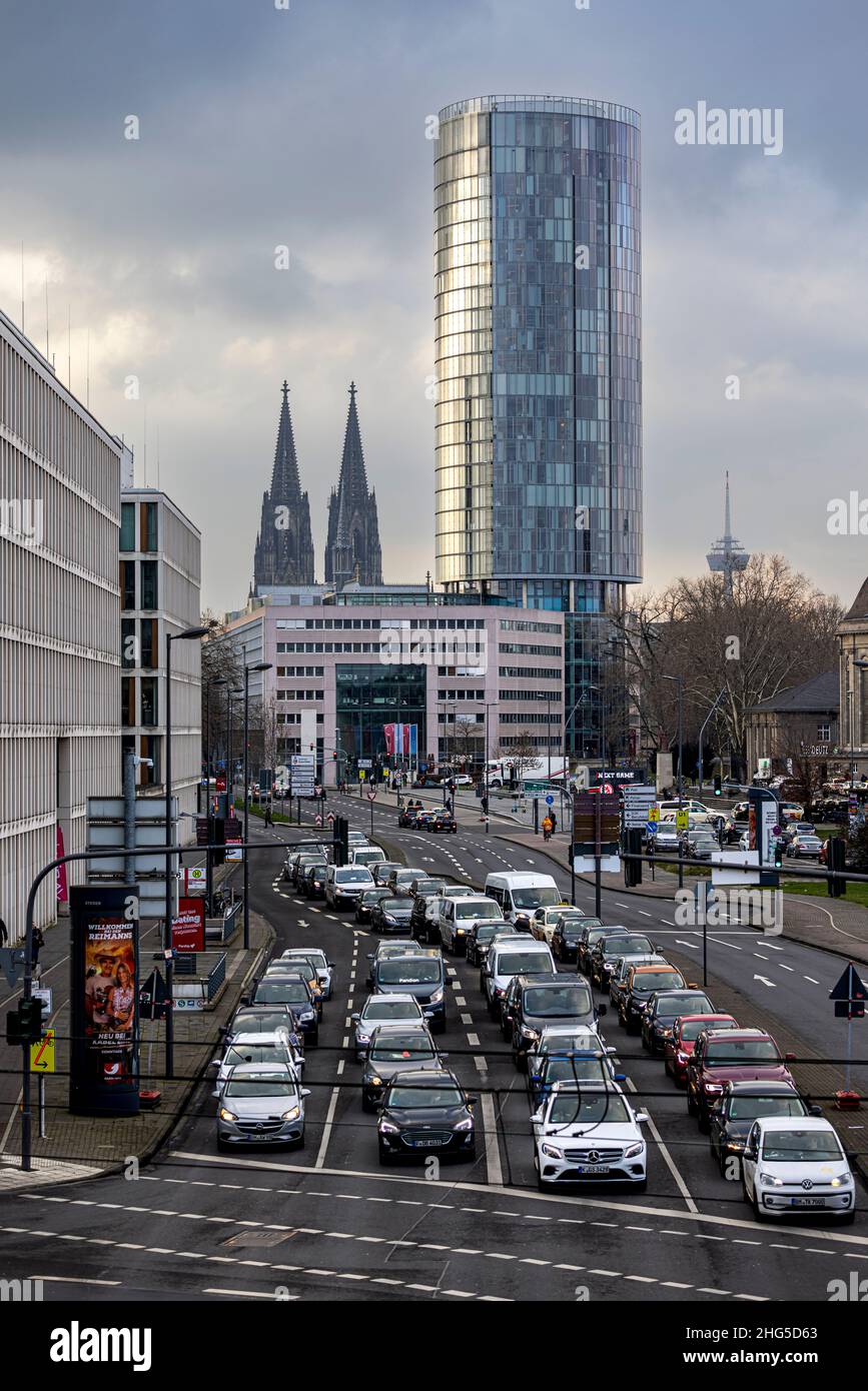 Cologne Cathedral and Köln Triangle skyscraper on a German winter day ...