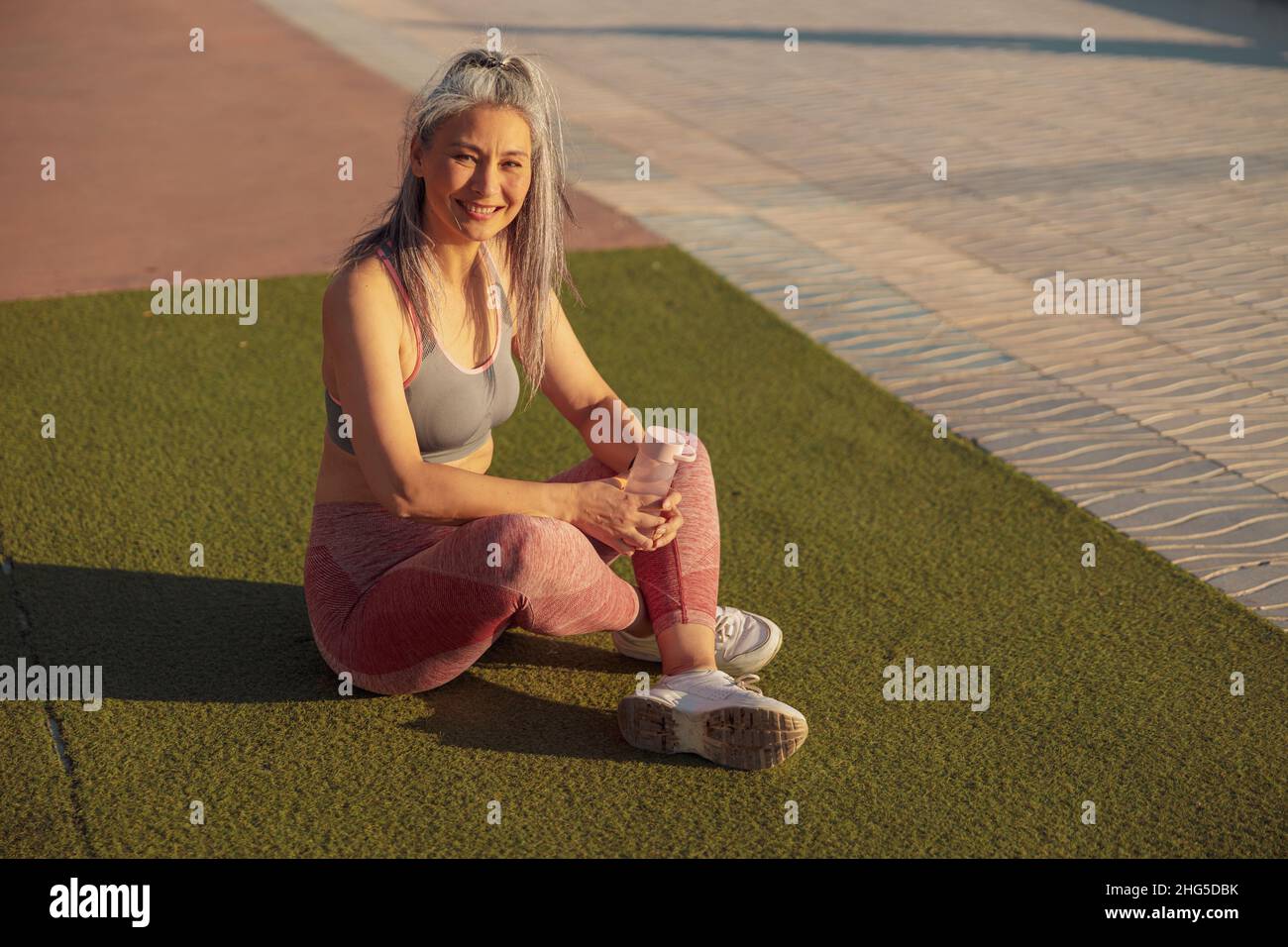 Woman marathon smiling hi-res stock photography and images - Alamy