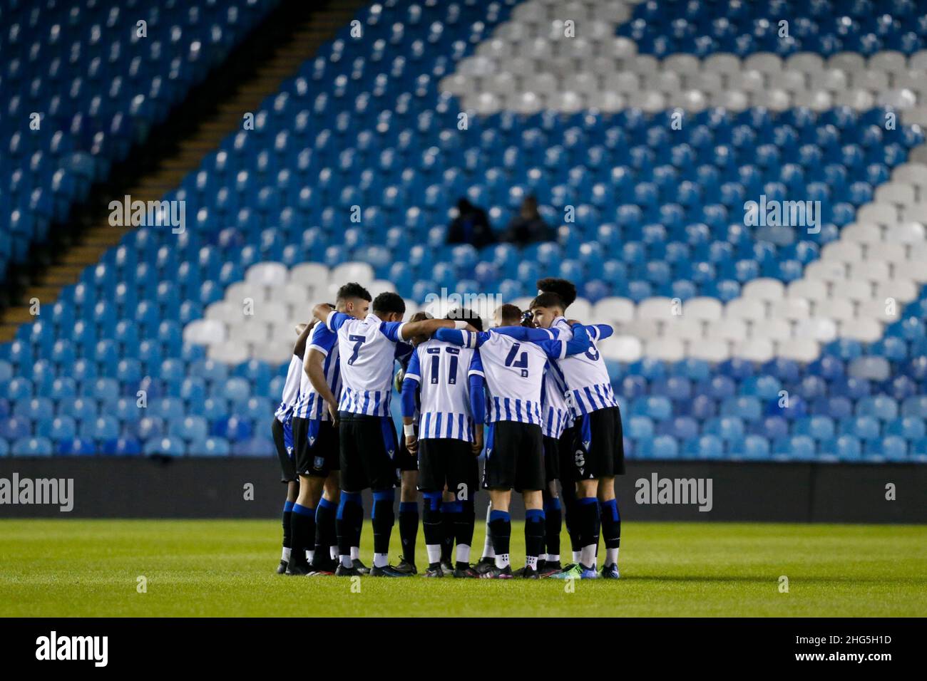 Sheffield, UK. 18th Jan, 2022. Players of Sheffield Wednesday huddle ...