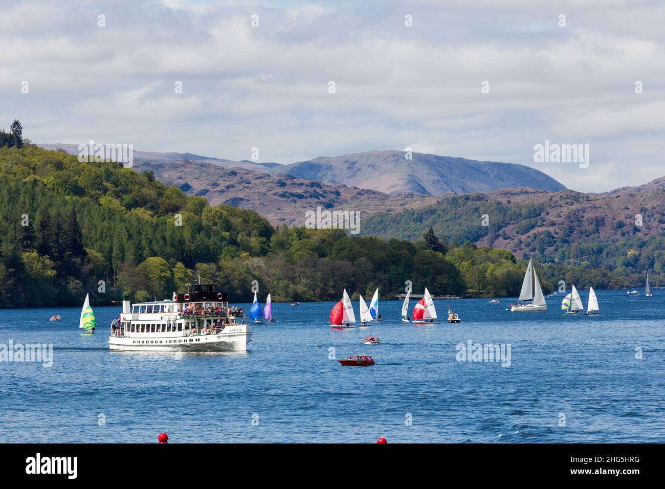 Boats of all sizes enjoying a cruise , sail , on Lake Windermere Stock ...