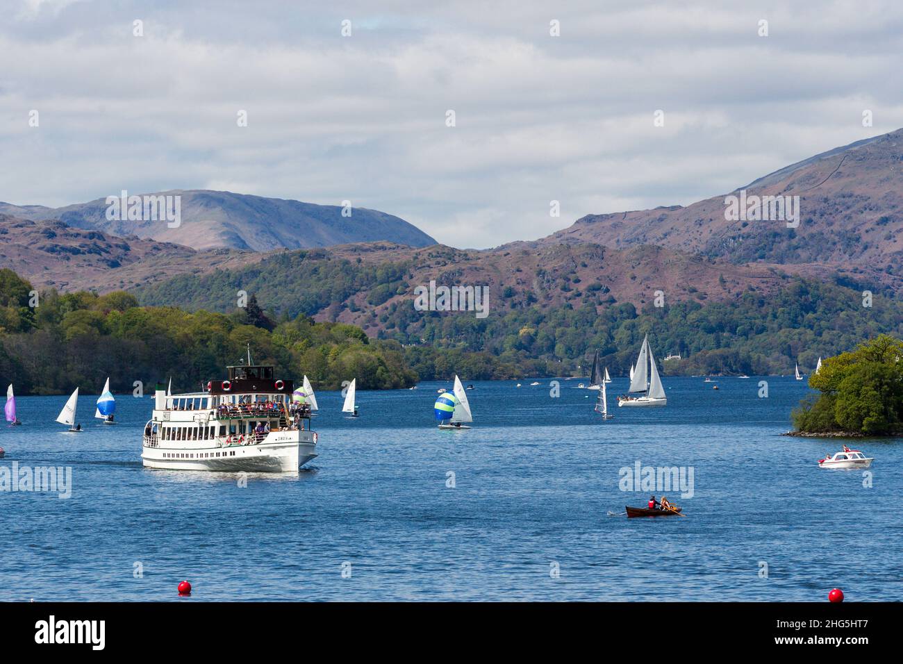 Boats of all sizes enjoying a cruise , sail , on Lake Windermere Stock ...