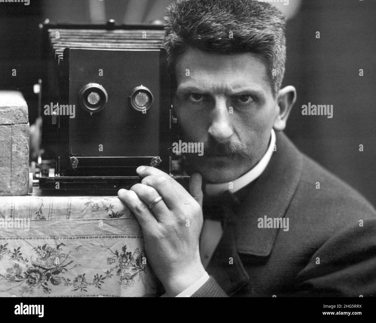 Self picture via mirror - Frédéric Boissonnas - 1900 Stock Photo - Alamy