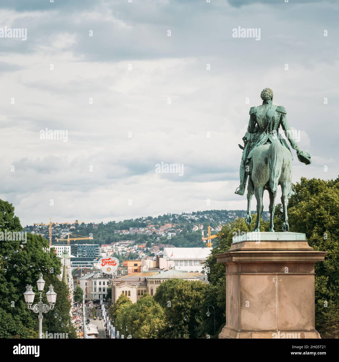 Statue of Norwegian King and main street Karl Johans Gate leading to ...