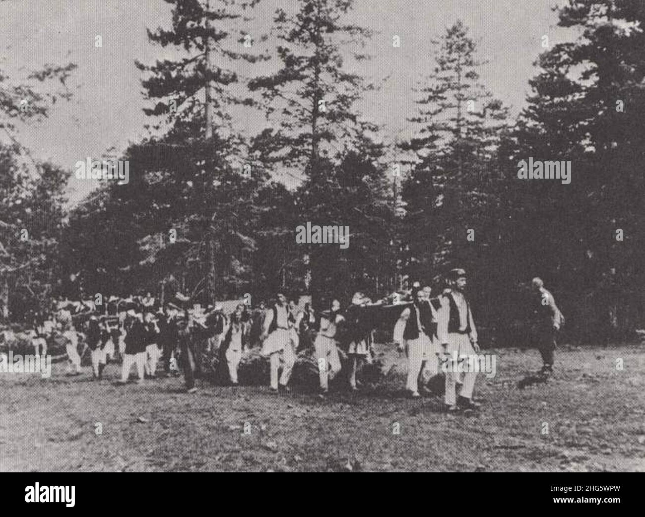 Seljaci prenose ranjenike 1943 Stock Photo - Alamy