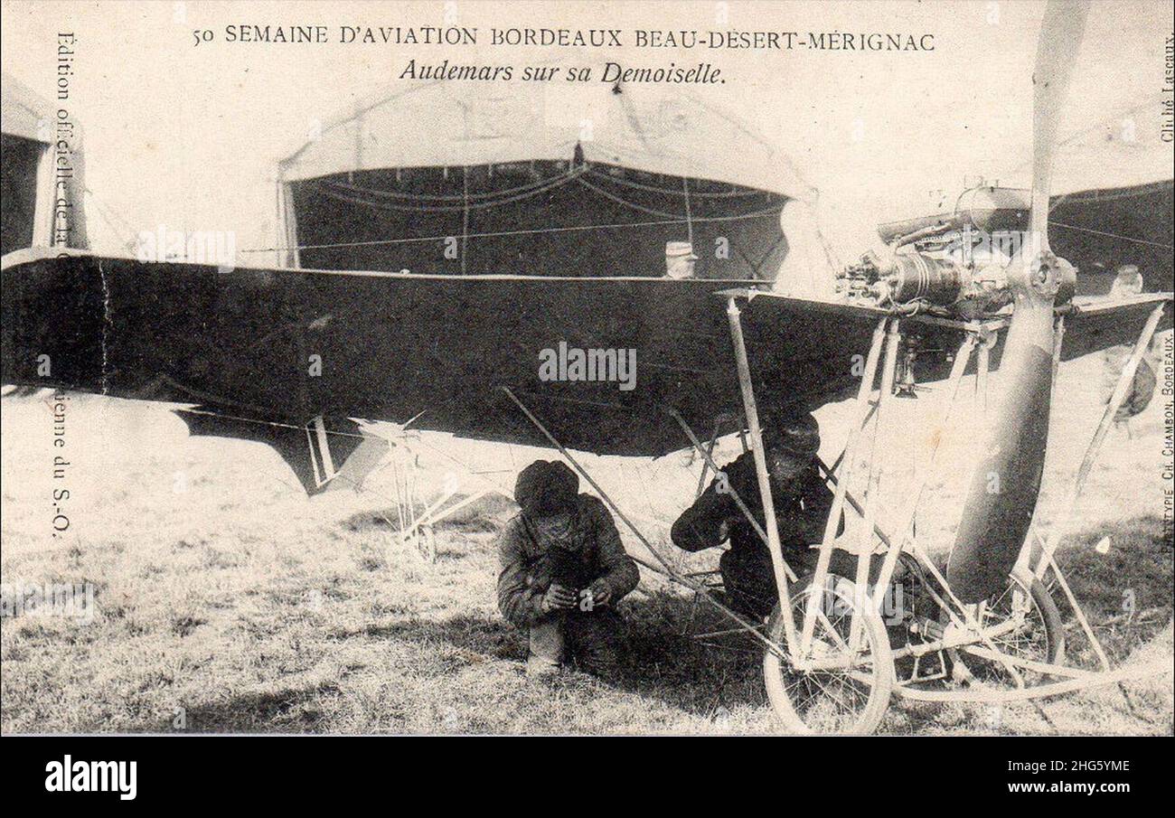 Semaine de l'aviation 1910 Audemars et sa demoiselle Stock Photo - Alamy