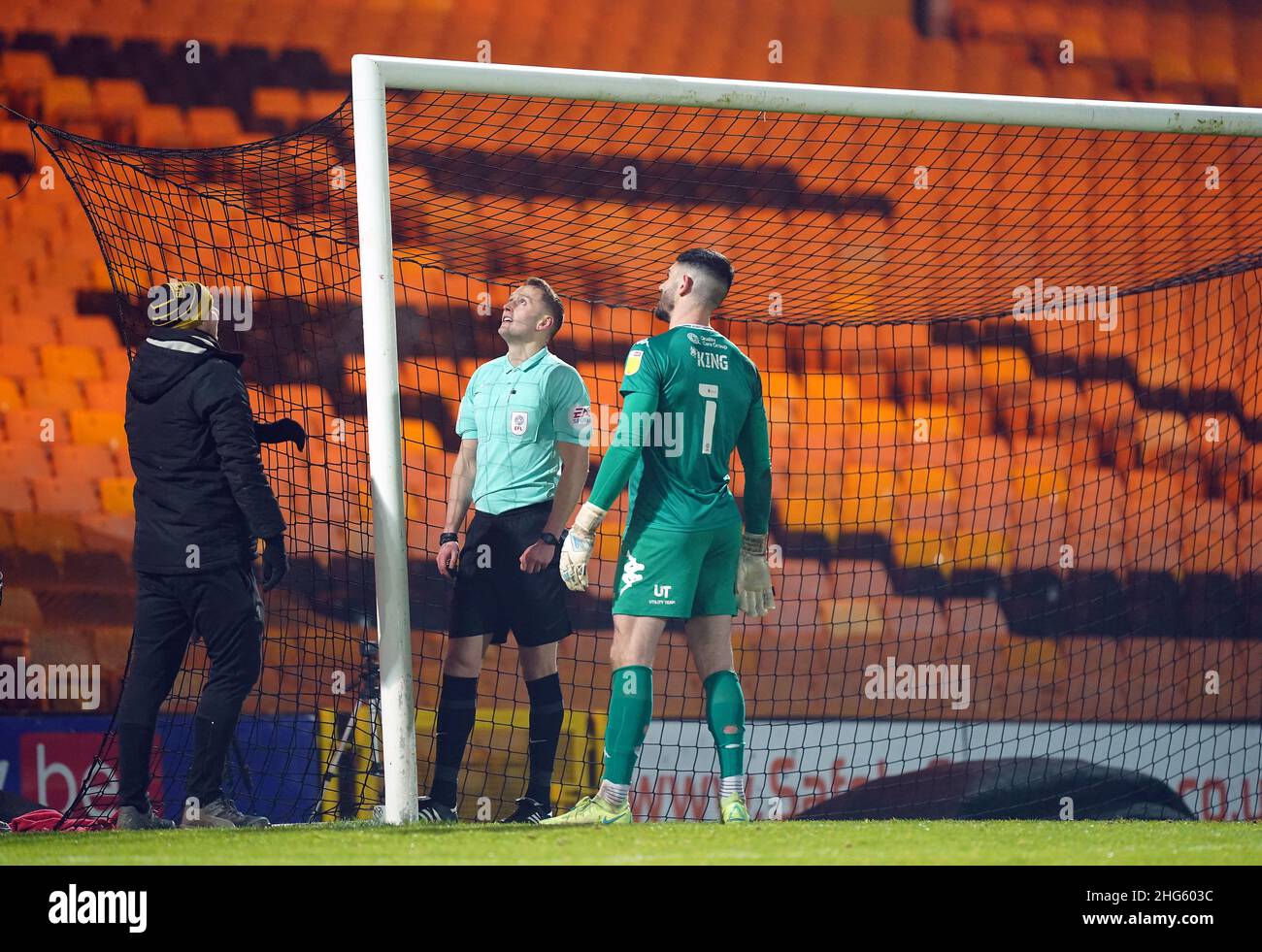 Match referee james bell hi-res stock photography and images - Alamy