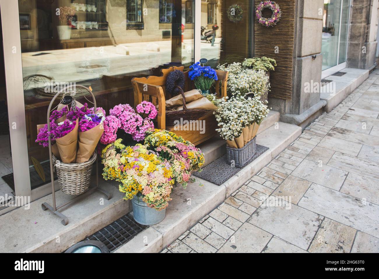 French market stall flower plant hi-res stock photography and images ...