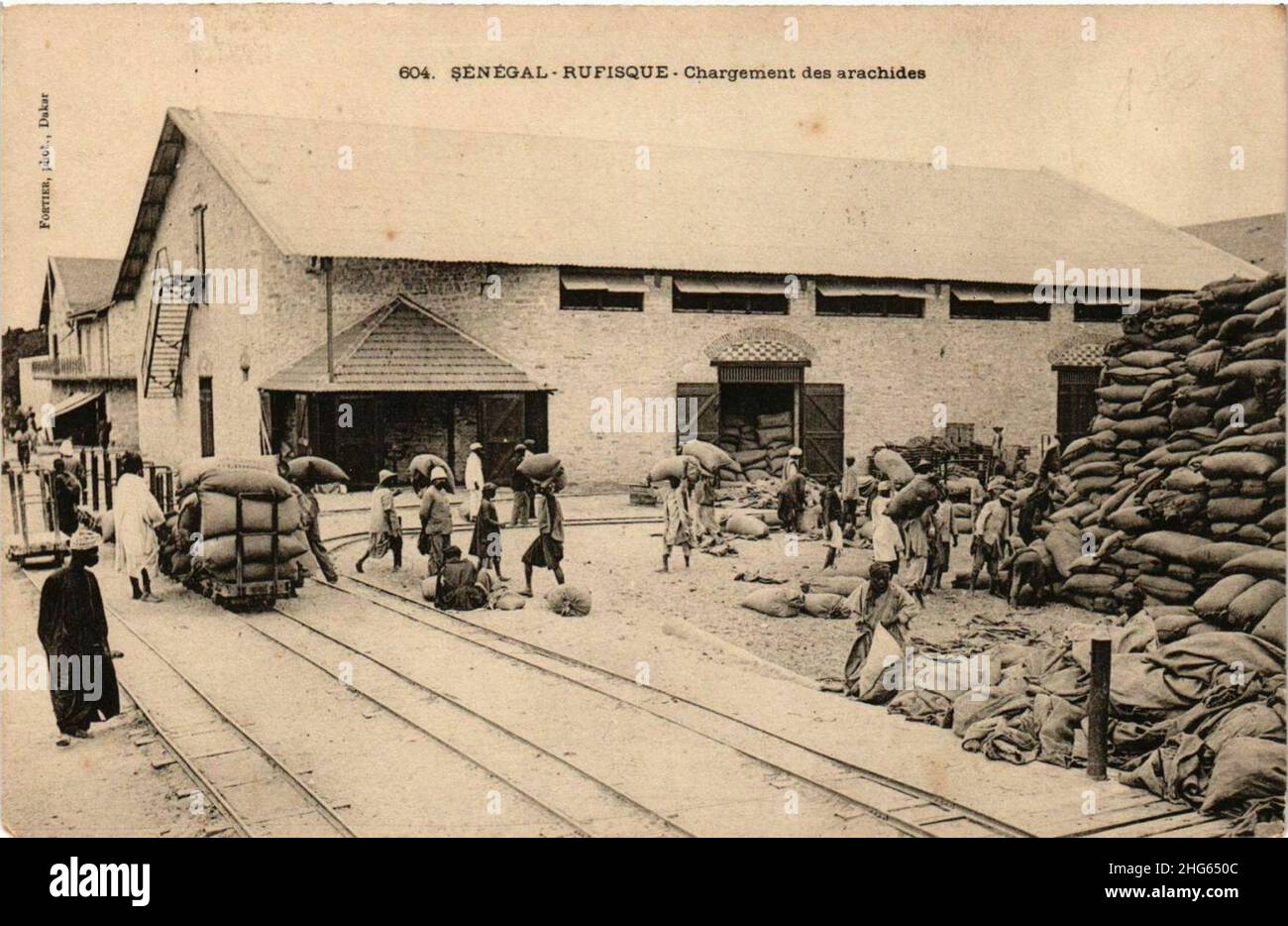 Senegal - Rufisque - Chargement des arachides Stock Photo - Alamy