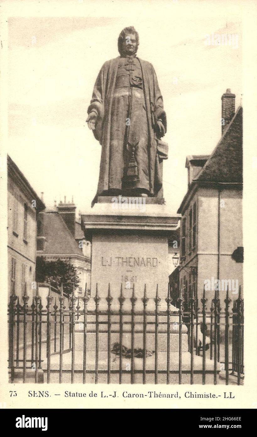 Sens-FR-89-statue de Louis Jacques Thénard-01 Stock Photo - Alamy