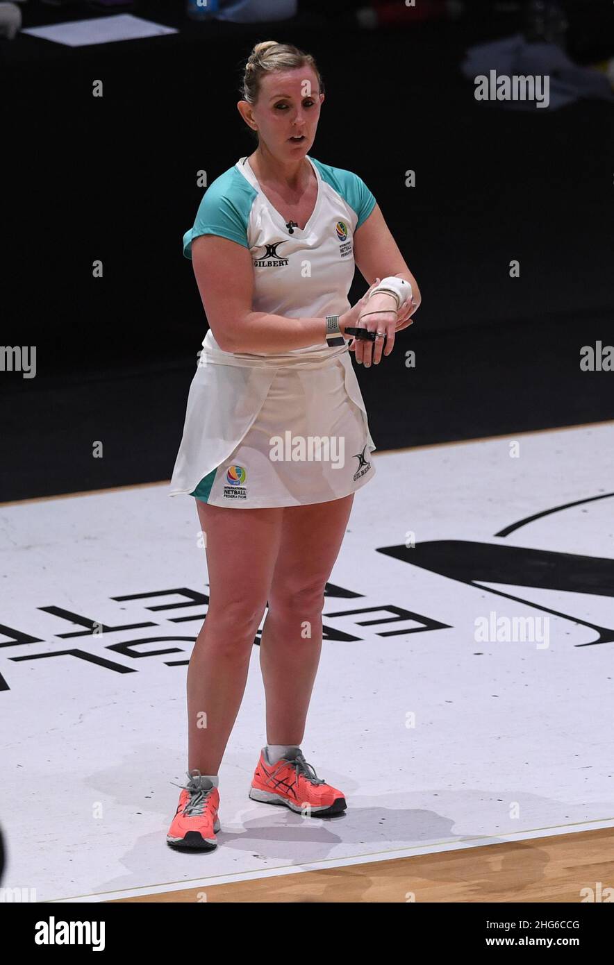 Netball umpire hi-res stock photography and images - Alamy