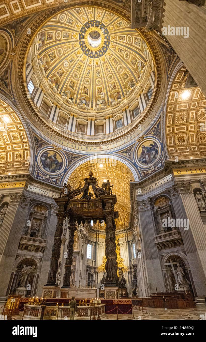 The dome and alter in St Peter's Basilica Stock Photo - Alamy