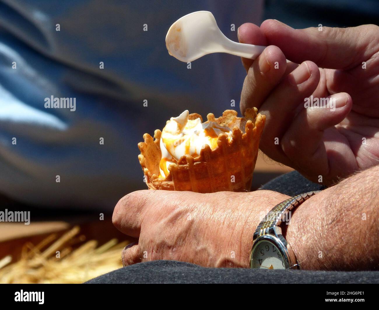 Hands holding ice cream hi-res stock photography and images - Alamy
