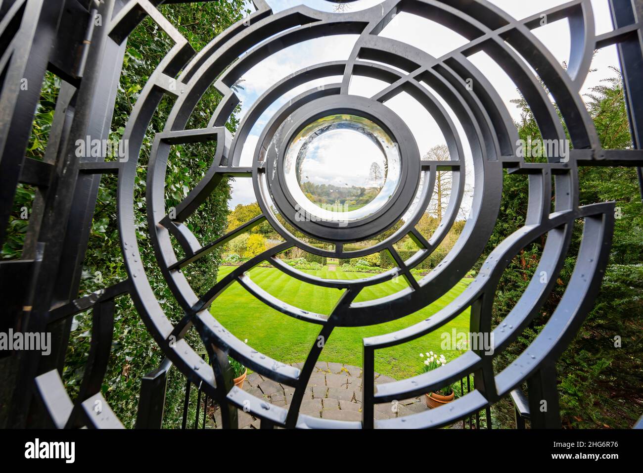 Cambridge university campus gate hi-res stock photography and images ...