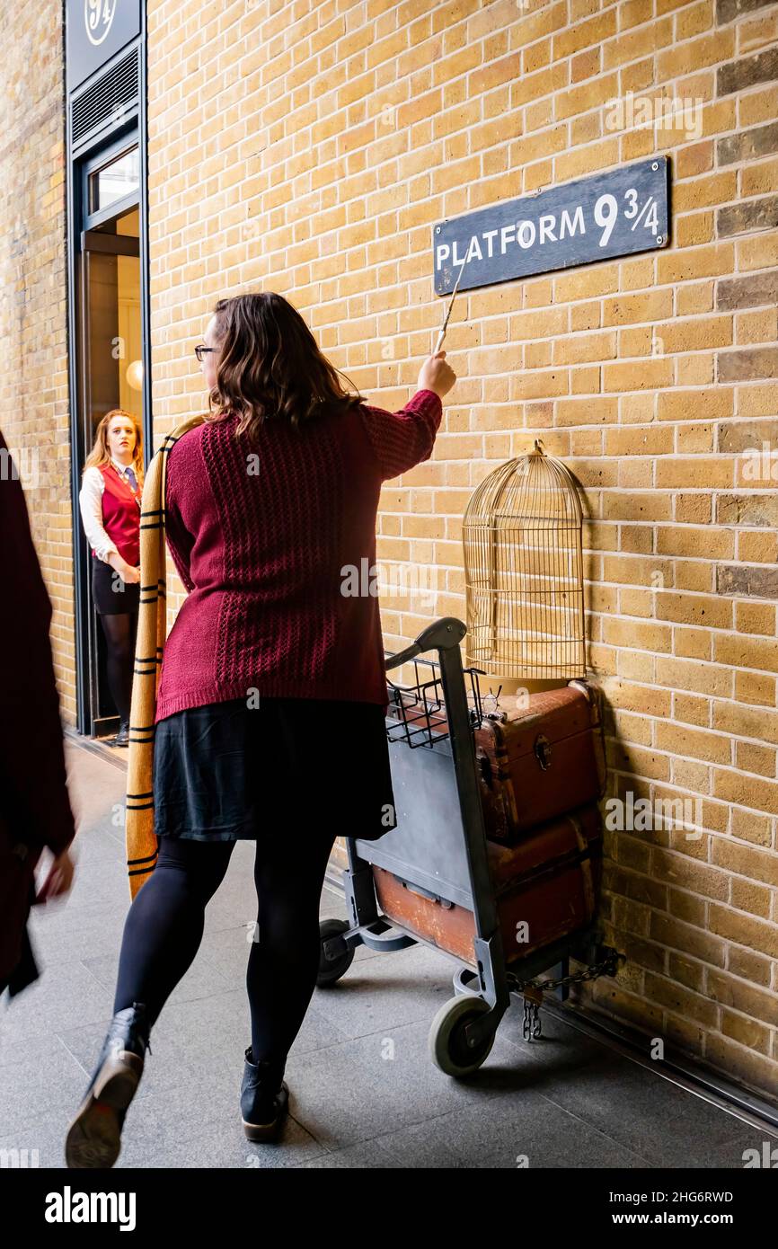 King cross platform 9 3 4 hi-res stock photography and images - Alamy