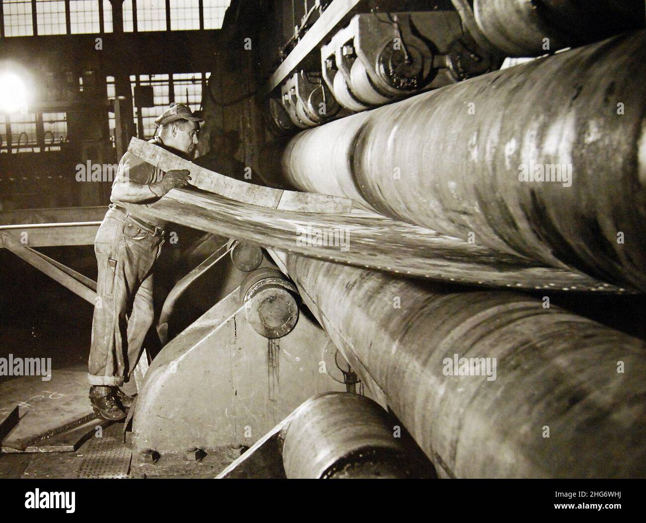 Shaping a ship’s plate at Norfolk Naval Shipyard 1941 (25824187944 ...