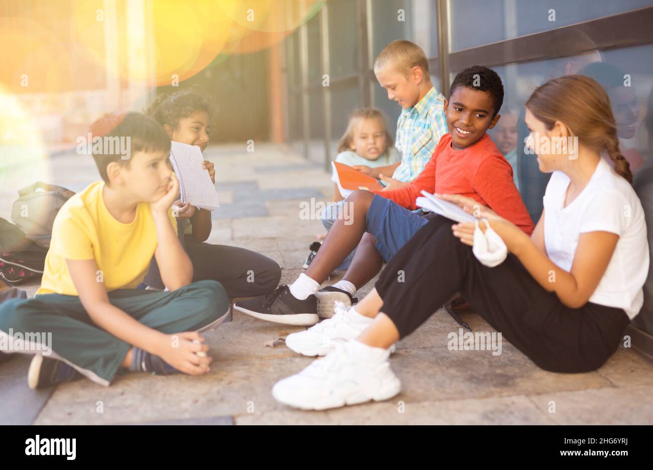 Group of primary schoolchildren talking outside Stock Photo - Alamy