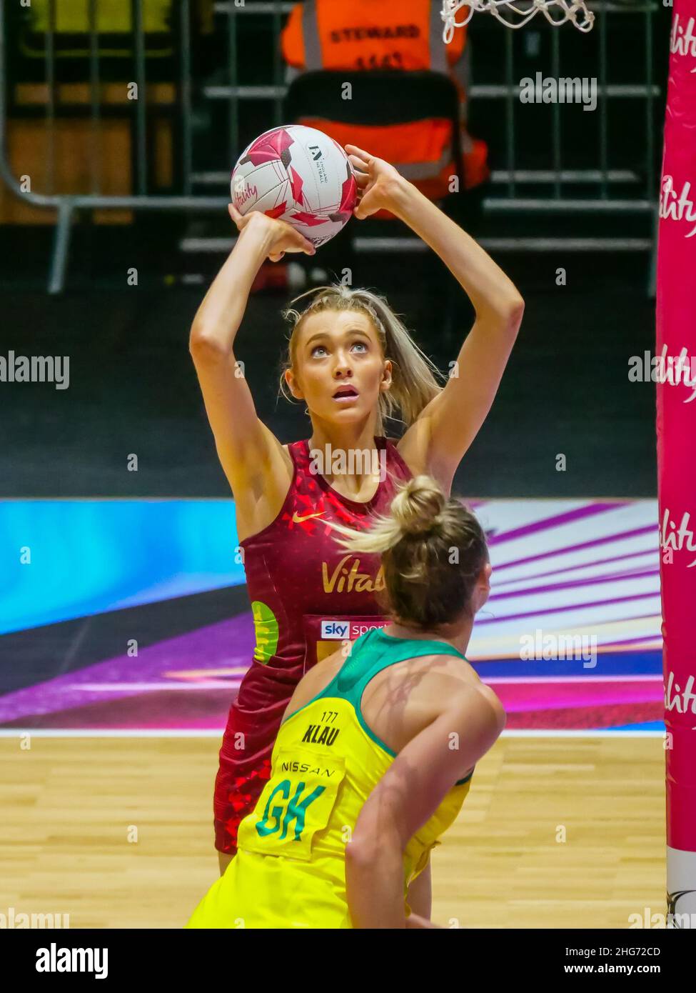 Netball goal shooter hi-res stock photography and images - Alamy