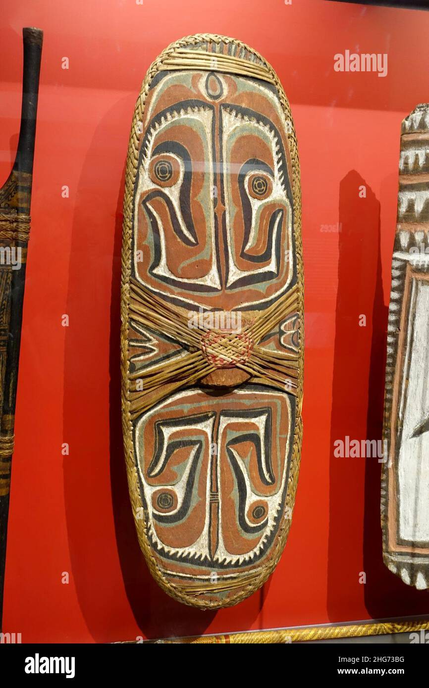 Shield, Sulka, New Britain, Papua New Guinea Stock Photo - Alamy