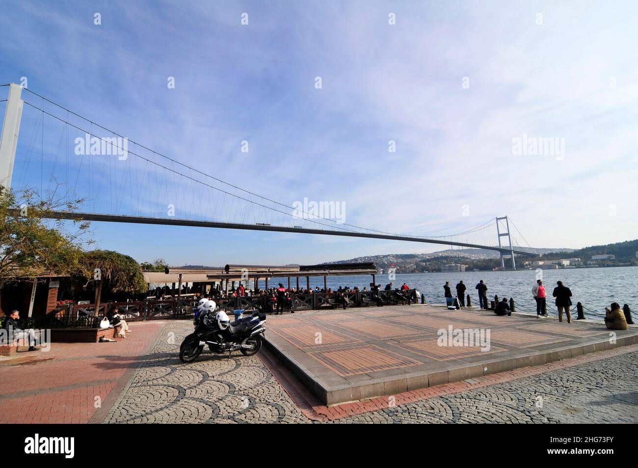 A view of the Bosphorus bridge from the Besiktas promenade in Istanbul ...